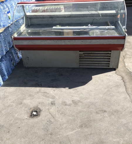 Vitrina holadelnik sotiladi