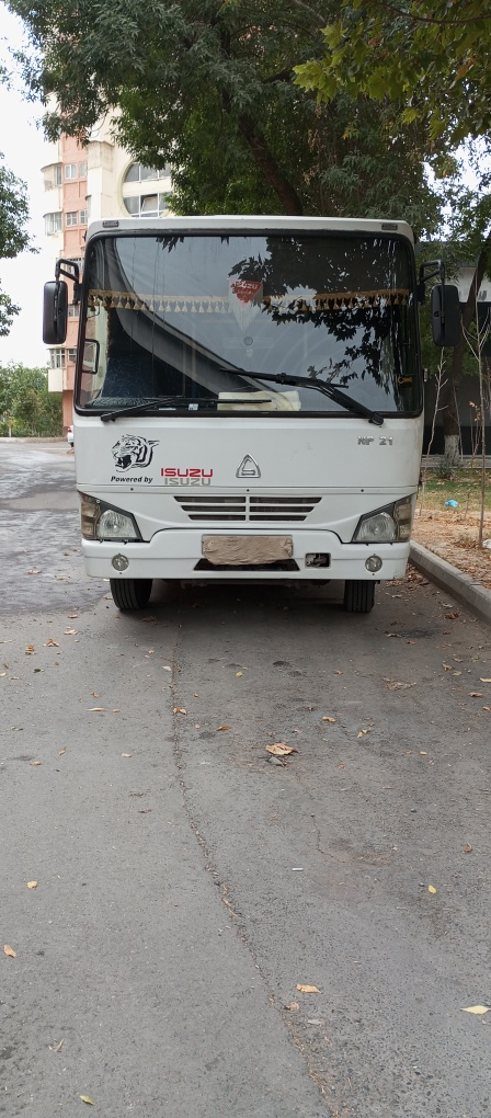 Isuzu avtobus sotiladi.NP 21