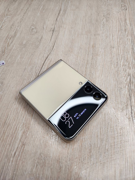 Samsung galaxy z flip 3 8/256gb holati ideal