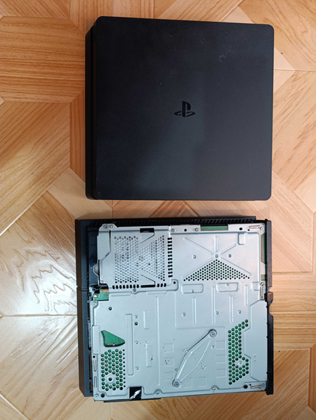 Продам два PlayStation 4