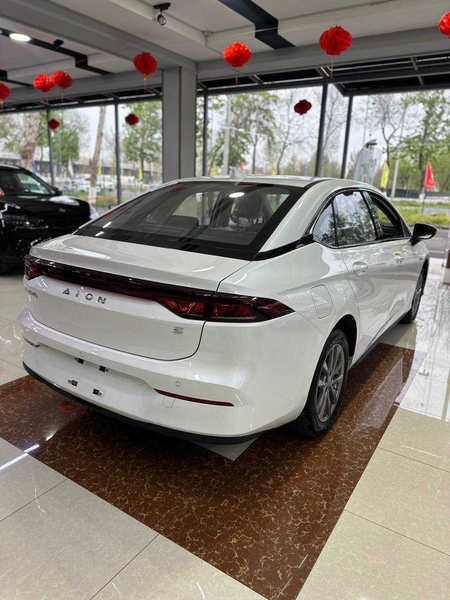 Gac Aion S 580 oq rangi nalichida China Car avtosalonida!