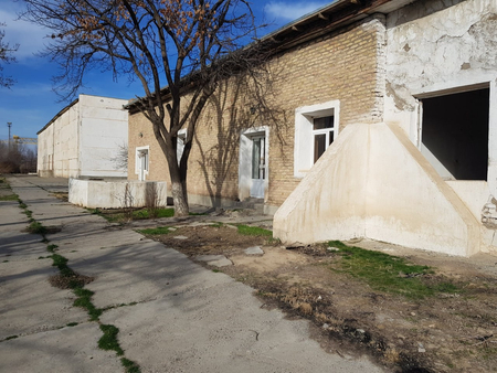 Ишлаб чикариш майдони, 0,7 гектар. Склад, нон цех, хамма шароит бор