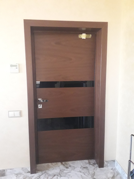 Плотник установка дверь