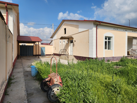 Xovli (участка) sotiladi 6 sotix 4 xona 
Manzil: Bektemir
