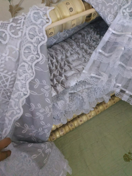Бешик новый, очень красивый.