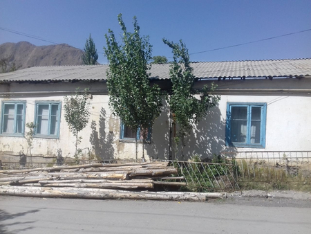 Продаёт дом в посёлке Шахимардан. Шохимардонда ховли уй сотилади