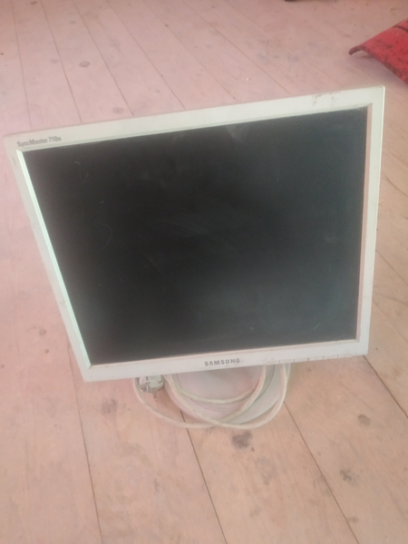 Kompyuter monitori sotiladi