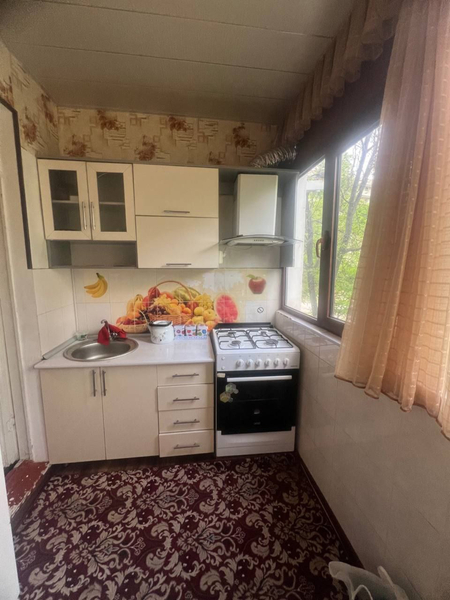 7 mikrorayon 2 xonali 2 etaj Korzinka oldida