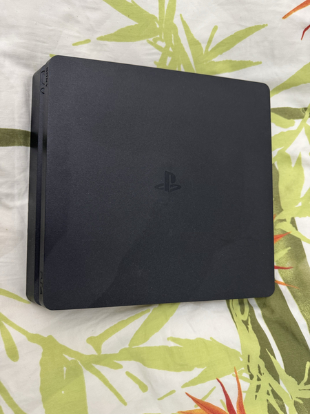 Playstation 4 slim