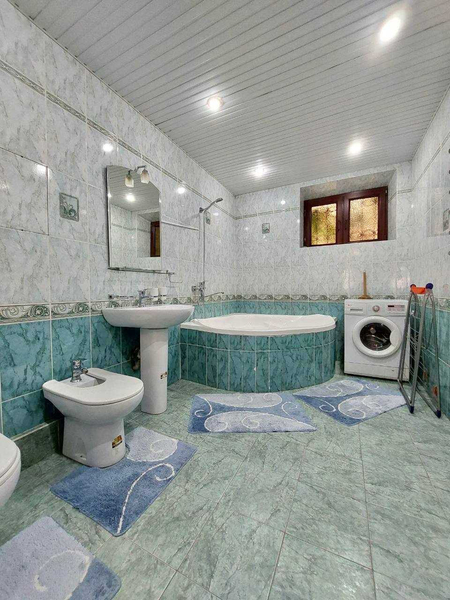 Сдается в аренду 2 комнатная квартира метро Ойбек 80 м.кв.