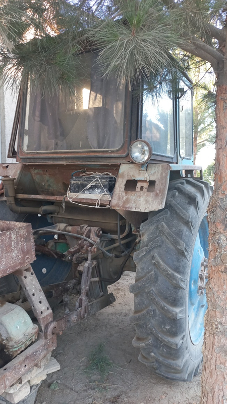 Traktor va prisep sotiladi