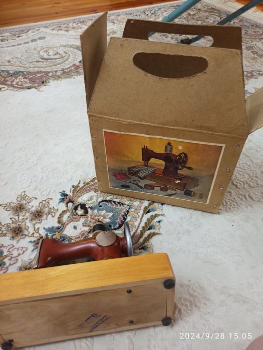 Швейная машинка в коробке