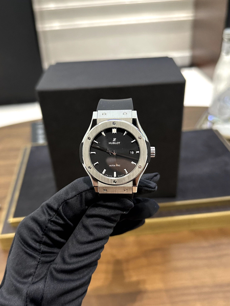 Hublot Classic Fusion Titanium 42 mm 542.NX.1171.RX