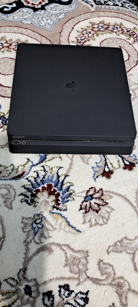 PS 4 500 GB, disk oʻqiydi, oʻyinlari bilan.