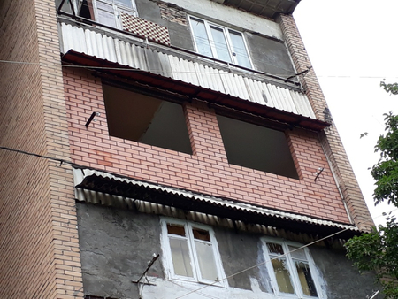 Кладка кирпича, балкон А также Установка козырьки над окном