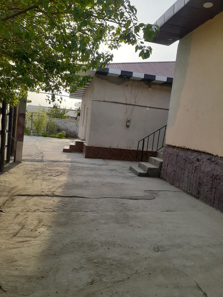 Hovli sotiladi narxi kelishilgan holda