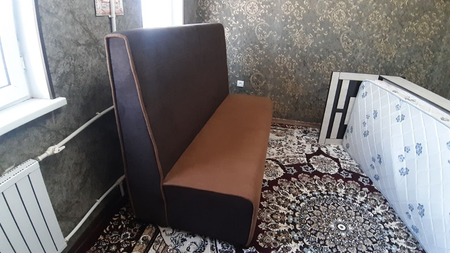 Диван с высокой спинкой.