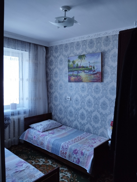 Eshonguzar, Raysentrda 3 xonali dom sotiladi.
