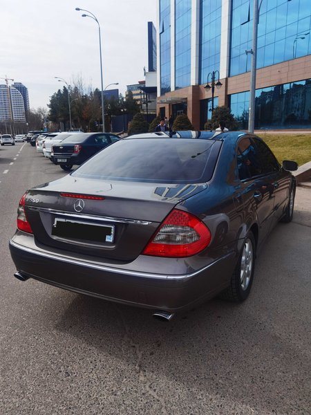 Mercedes-Benz W211 E550