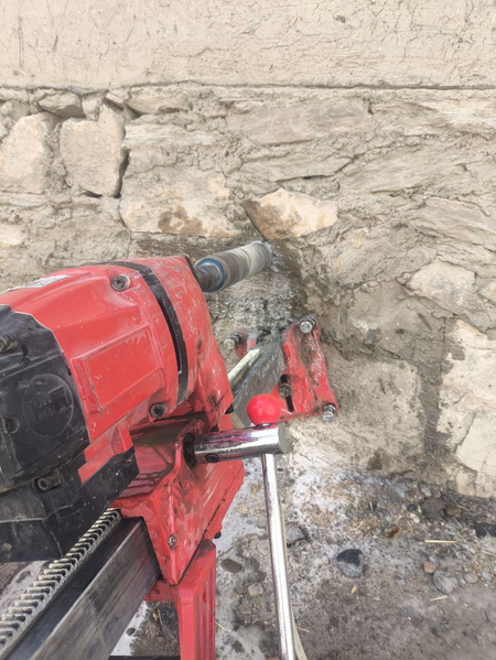 Beton devor teshamiz eshik ochamiz