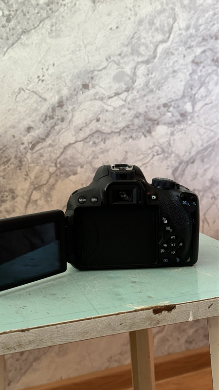 Canon 700D Холати яхши хамма нарсаси ишлиди штатифлари билан берилади.