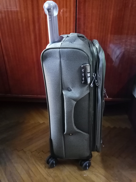 Чемодан оливкового цвета размер М