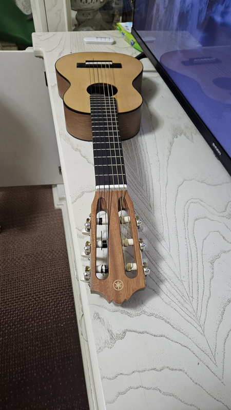 Gitara yamaha sotiladi  ukelele argina indaneziya