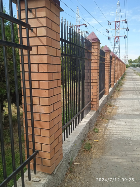 Кладка кирпича Балкона Перегародка Установка Казерек Акфа Рама и Ролик
