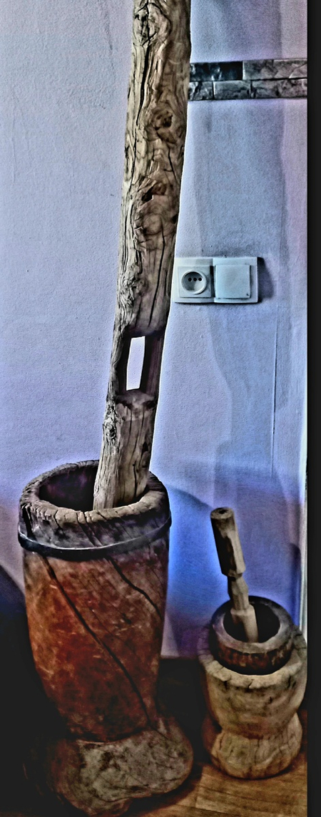 Старинные национальные ступы из дерева.