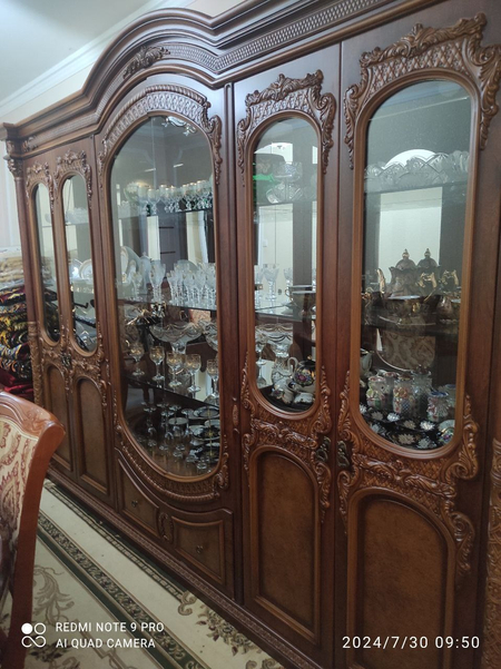 Продается стенка стол и 12 стульев