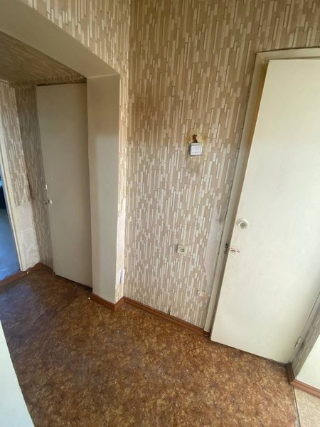 Ю 14. 2 этаж. 2х ком. 65м2  вдоль метро
