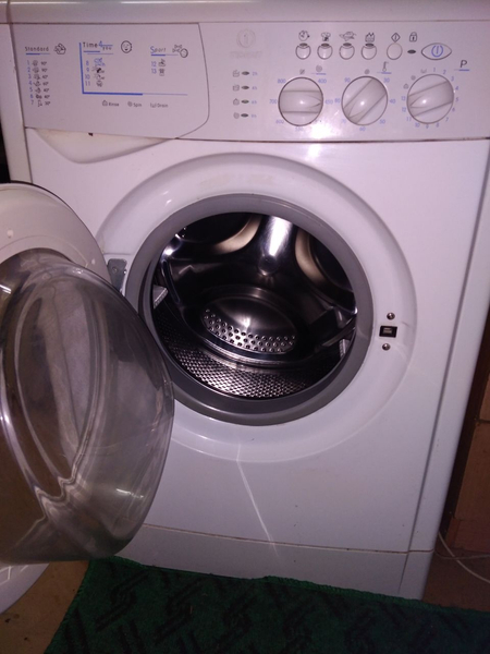 Продам стиральную машинку Indezit