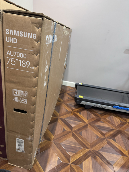 Новый телевизор Samsung UHD AU7000 75 дюйм (189см) на запчасти