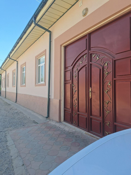 Hovli uy sotiladi