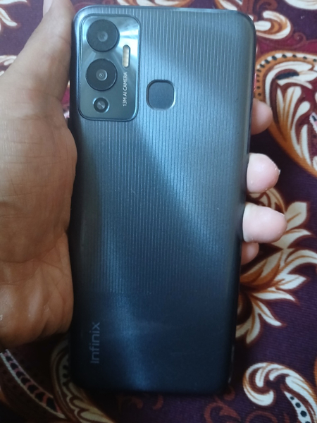 Infinix Hot 12Play \\nHolati tinniq \\nXotira 64Gb \\nRAM 4Gb \\nBata