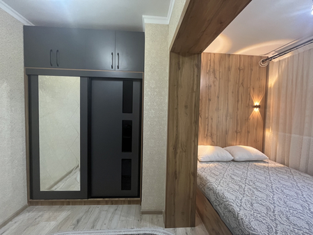 Продам квартиру ! 2 комн/1/5 у метро ( 47 квм) Авиасозлар