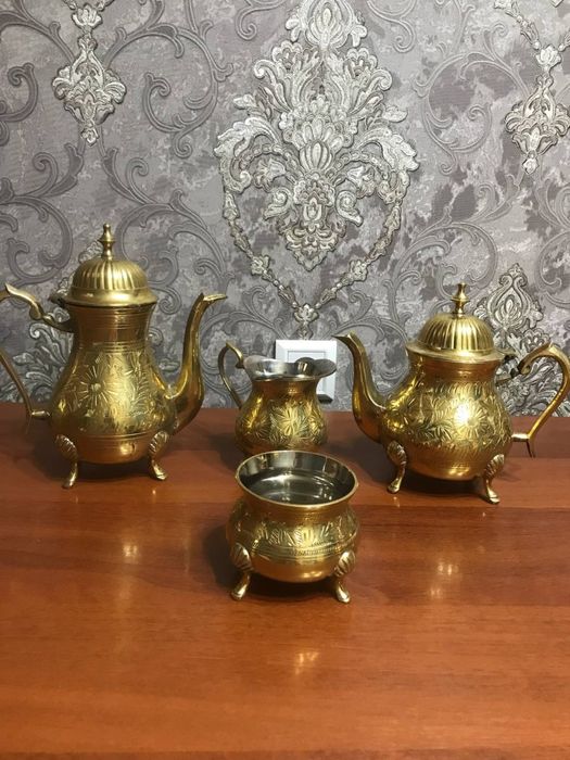 Чайно кофейные наборы из трех или четырех предметов.