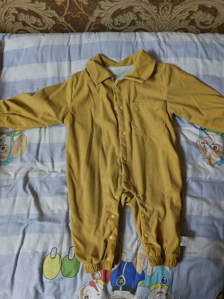 Qishgi kurtka  kombinzonli  6 9 12 3 4  yoshgacha sifati yaxshi yengi
