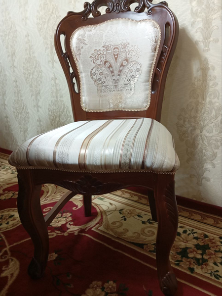 Стол+стулья (12шт).из чистого ореха. Состояние новое.