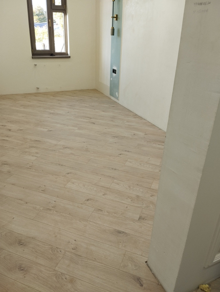 Laminat tarket pol teramiz Nalivnoy pol quyamiz