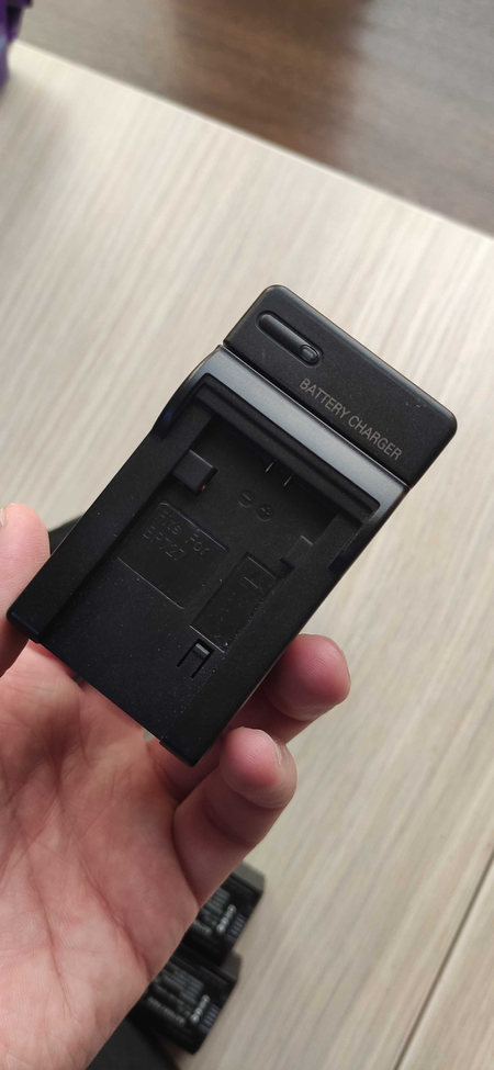 Продам видеокамеру Canon VIXIA HF R300 + 3 батарейки + сумка