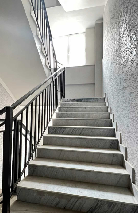 Srochna Metro yaqinida 1 xonali yengi uyimni sotaman.