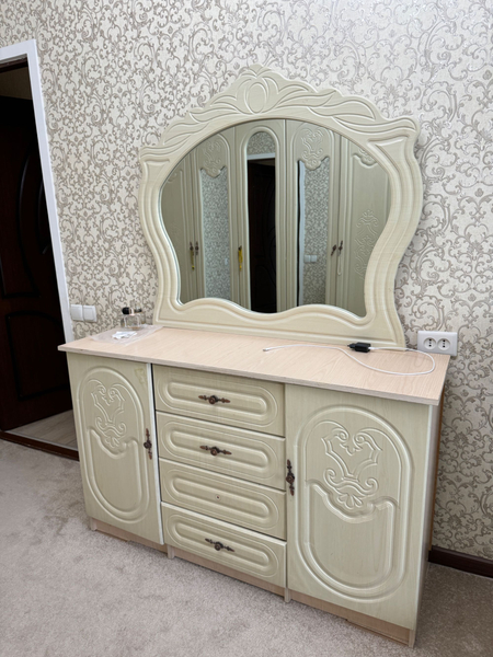 Шкаф, комод с зеркалом, 3 тумбочки