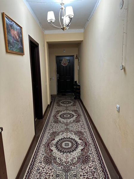 7 qavatli uyning 5 qavatidagi 3 xonali 75 kv.m xonadon sotiladi.