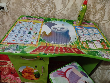 Bolalar dars qiladigan stoli