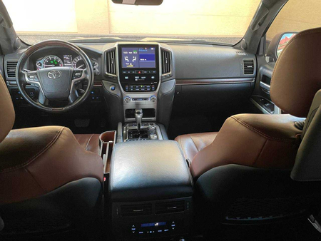 Владелец продаёт легенду: Toyota Land Cruiser 200