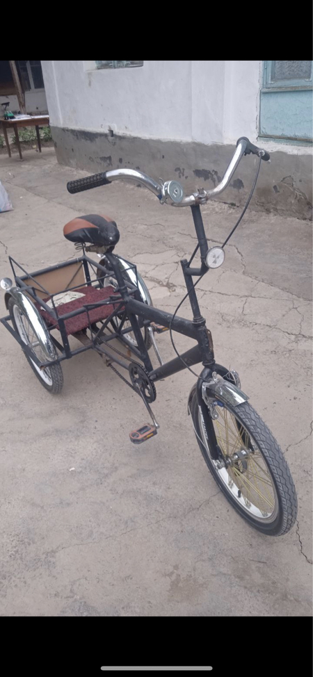 Уч оёкли велик