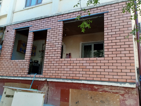 Кирпичная кладка балконов установка новые рамы решотки козерки