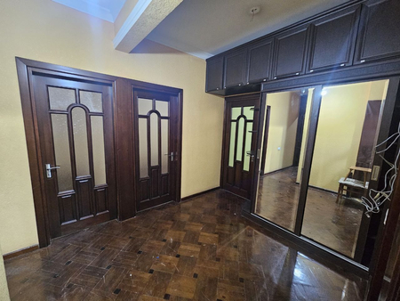 Sebzor 4 xona masjid oldida
