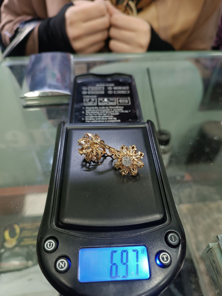 Продаются золотые серьги две пары 585 пробы